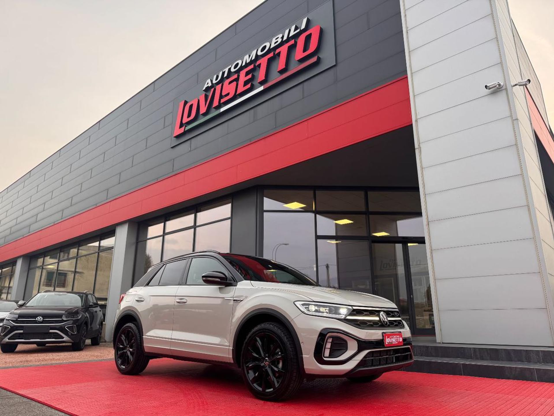 Volkswagen T-Roc 1.5 TSI ACT DSG R-Line Usata Benzina con 7.000 km a Vo ...