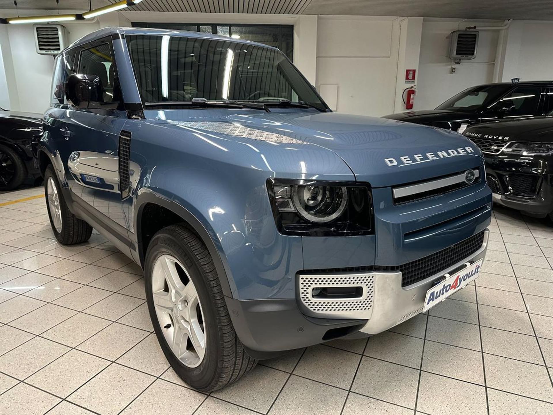 Land Rover Defender 90 2.0 300 CV AWD Auto SE Usata Benzina con 26.294 ...