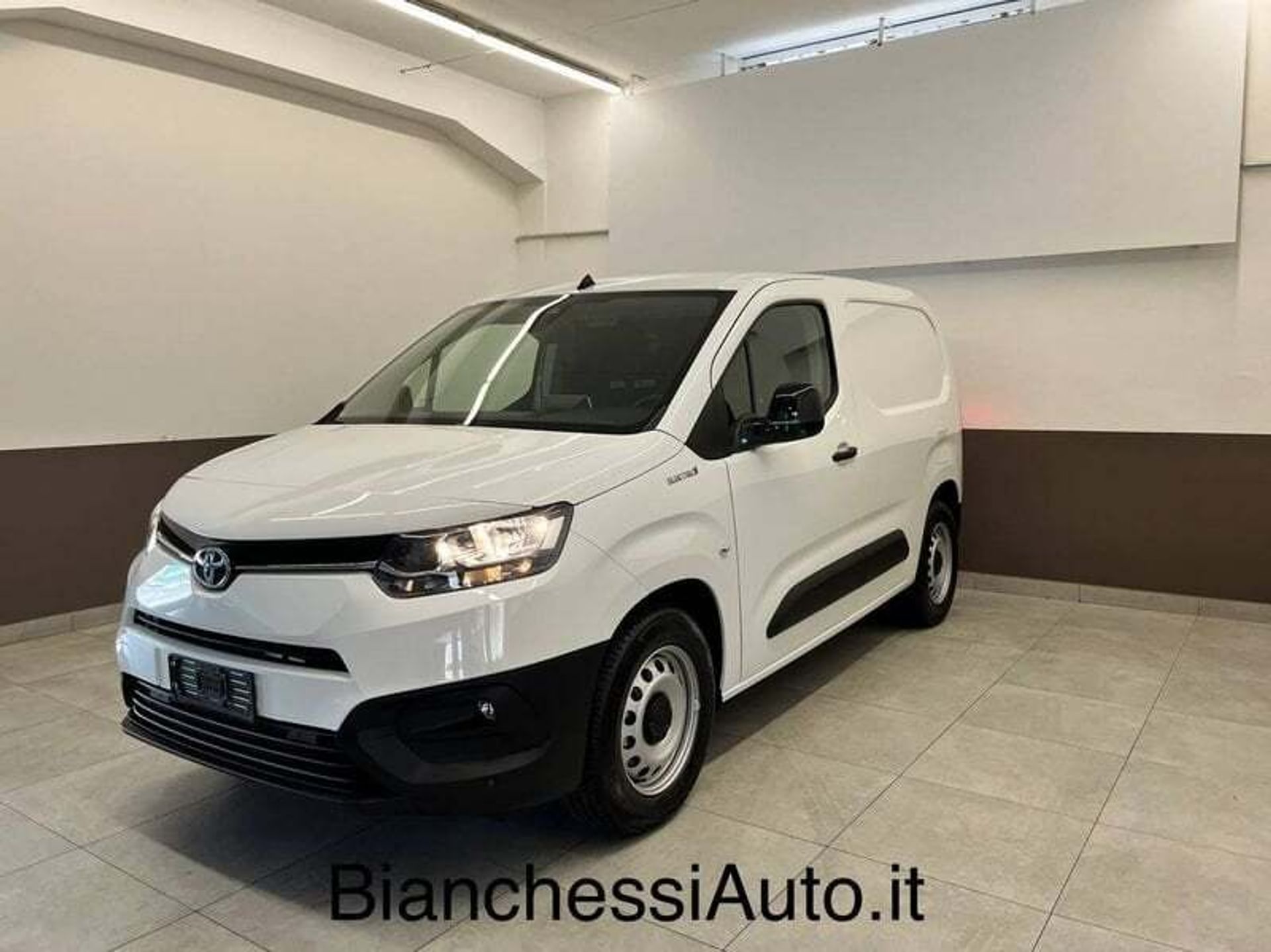 Toyota Proace 50kWh ctric 50kWh L1 S COMFORT Usata Elettrica con 4.368 ...